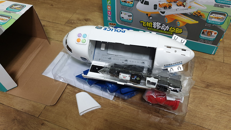 여객기 안에 미니 장난감 자동차 가지고 놀기