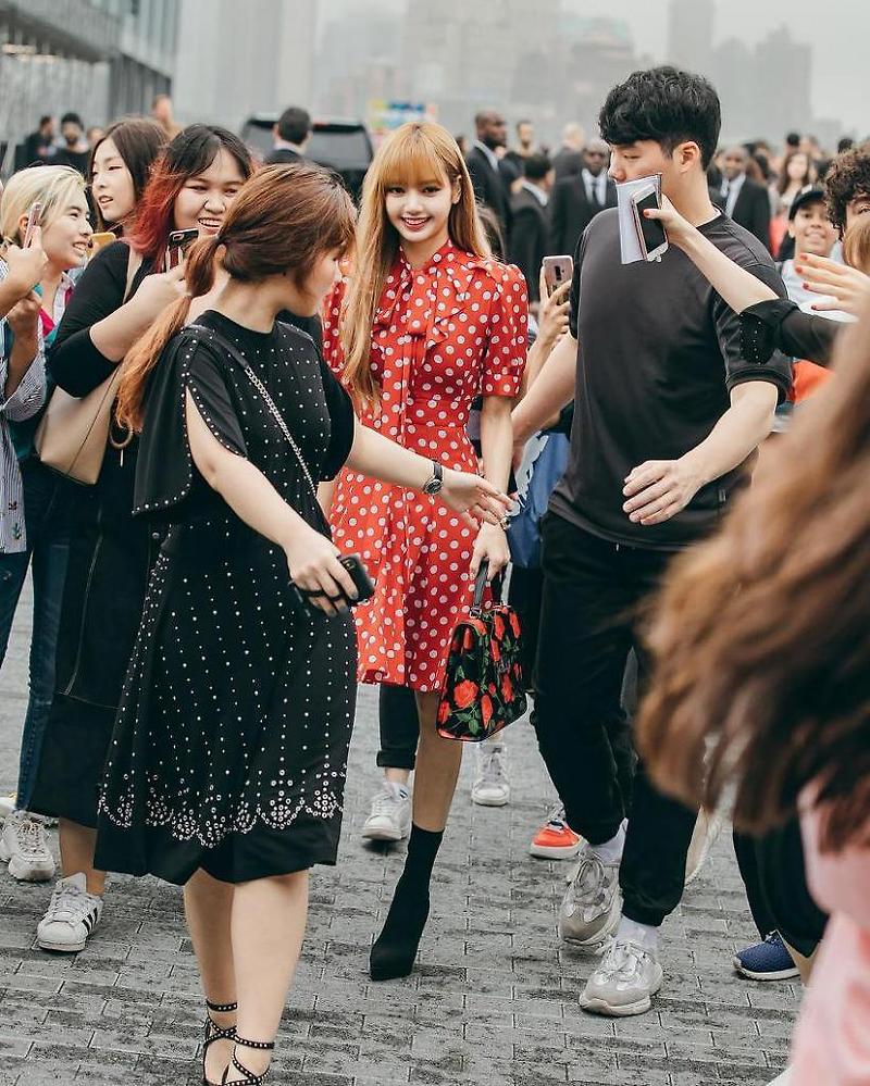 BLACKPINK Lisa Amazing Body Proportions 4 pics | KpopCelebs