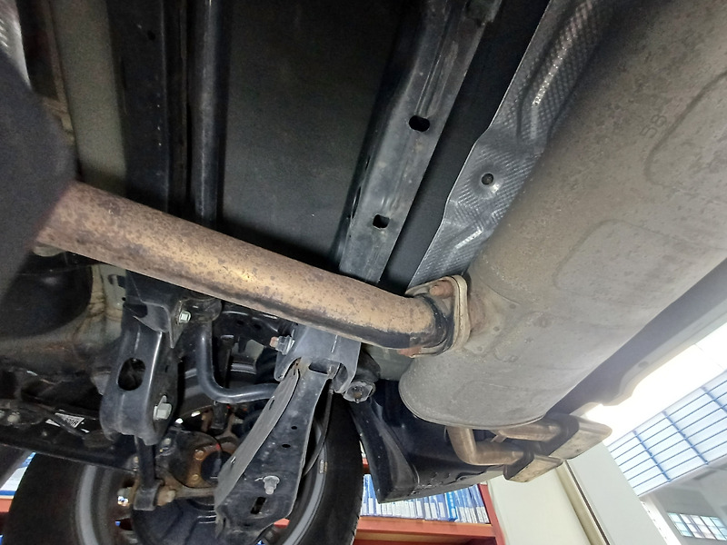 투싼 자동차 소음기 터져서 소리가 크게 들림 자동차 소음기 용접 수리 자동차 머플러 터짐 용접 수리 자동차 소음기 주름관 벨로우즈 교환 수리 자동차 소음기 벨로우즈