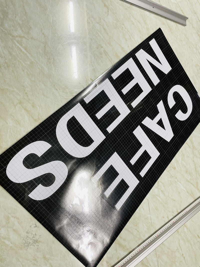 커피숍 스티커 인테리어 시트지 캐릭터 시트컷팅 디자인 제작 커스텀 로고 마크 글자 영문 레터링 포인트 엣지 감성 오픈클로즈 영업