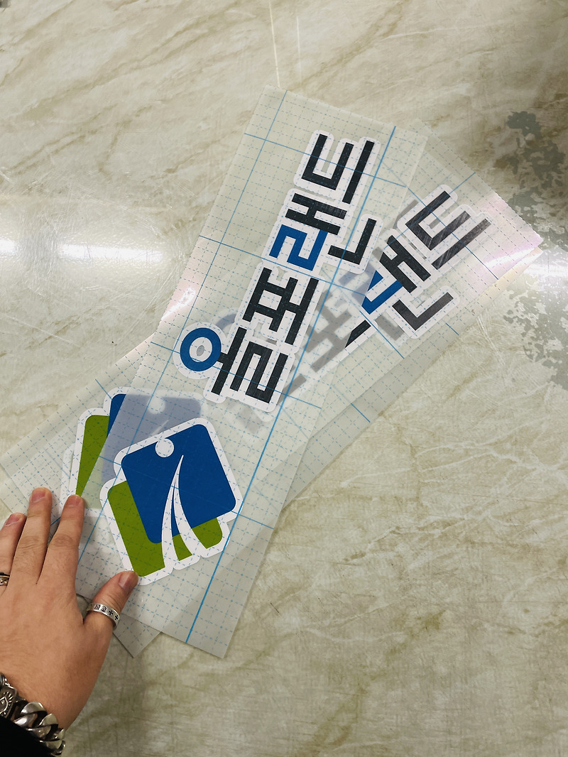 가게스티커 창문 유리 시트컷팅 시트지 오픈크로즈 광고 홍보 유리창 카페 맛집 인테리어 오픈 케이크 기업로고 스티커 창 문 입구