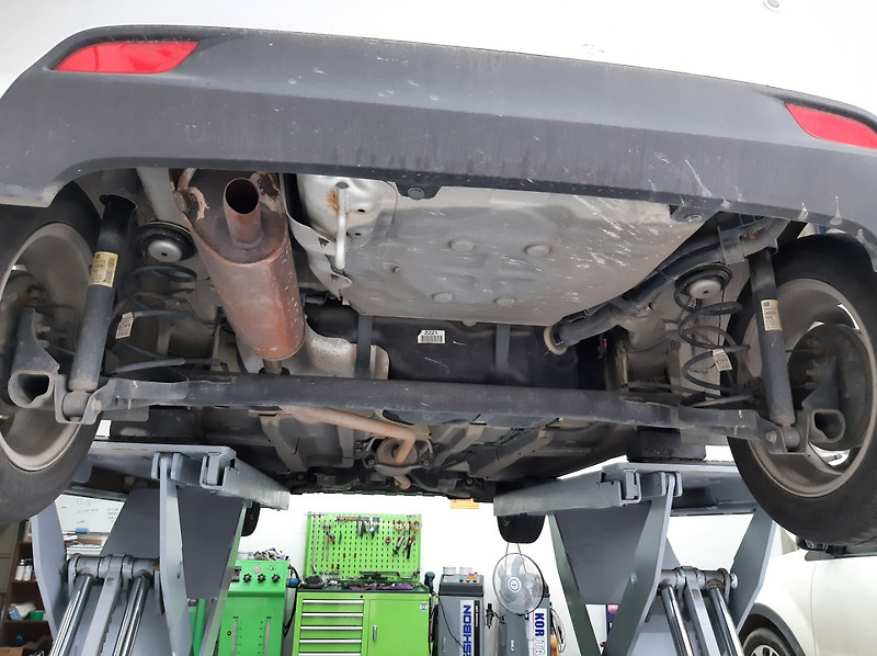 마티즈 자동차 소음기가 터져서 소리가 크게 들림 마티즈 머플러 떨러짐자동차 소음기 용접 수리자동차 머플러 용접 수리마후라 용접 수리 블루텍 자동차정비