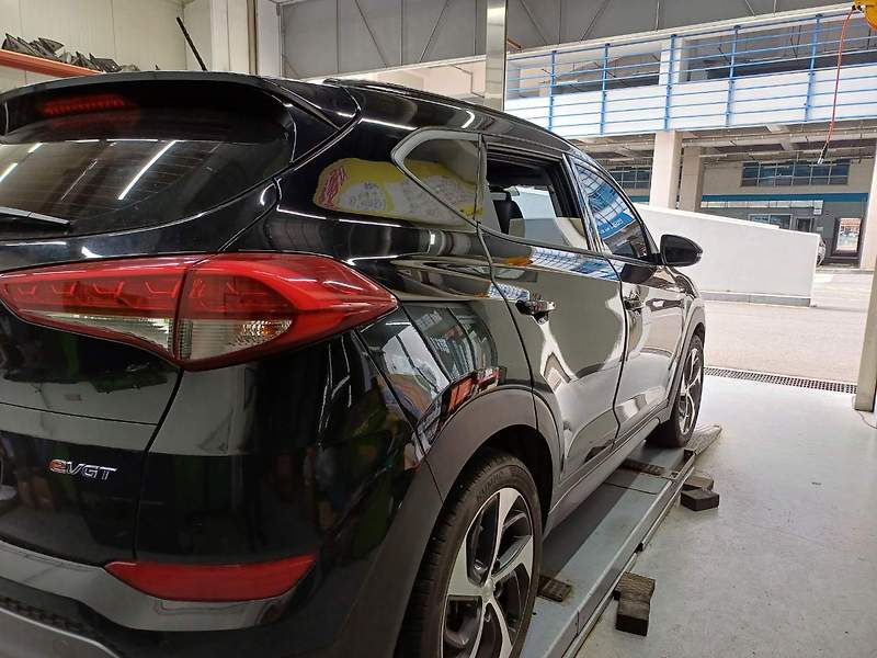 올뉴 투싼 자동차 뒤에 차 문이 잠겨서 열리지 않음투싼 차 문이 잠겨서 안에서 밖에서 모두 안 열림 자동차 문 잠금장치 도어록 고장 수리 차 문이 안쪽과 바깥쪽에서