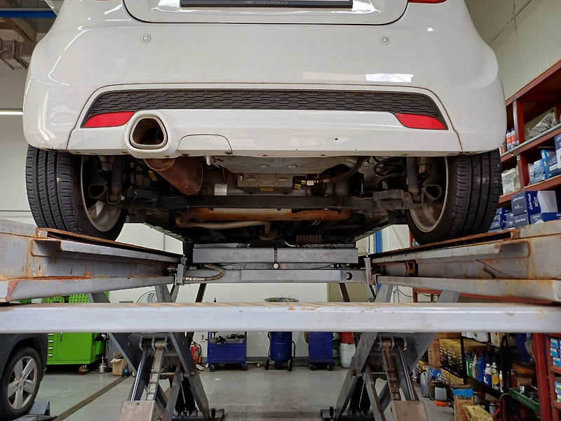 스파크 자동차 소음기 터짐 스파크 머플러 부식되어 갈라짐 마티즈 크리에이티브 소음기 부식되어 떨어짐 자동차 머플러 용접 수리자동차 소음기 고장 수리자동차 마후라