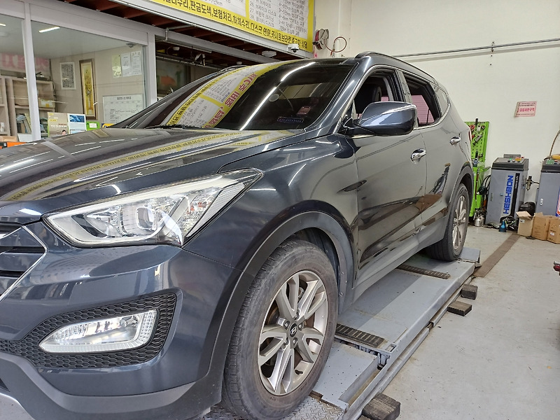 싼타페 자동차 운전석 차 문이 잠겨서 열리지 않음 산타페 자동차 문이 잠겨서 안에서와 밖에서 모두 안 열림 차 문 잠금장치 도어록 고장 수리차 문이 안쪽과 바깥쪽에서