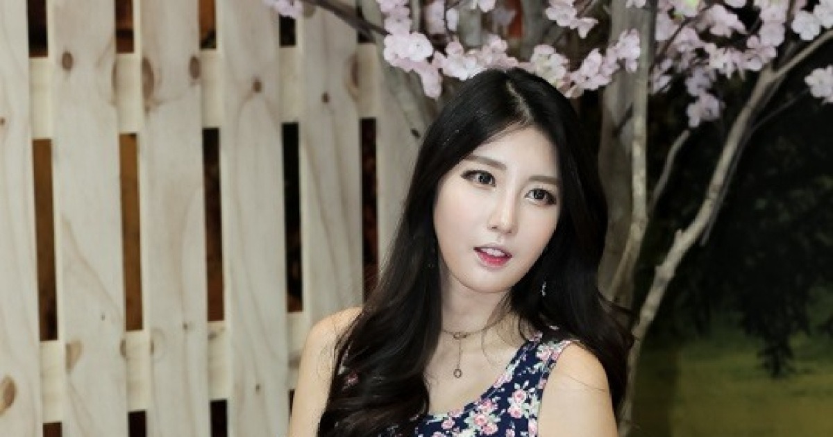 [포토]'레이싱모델' 신세하, 짧아도 너무 짧은 원피스