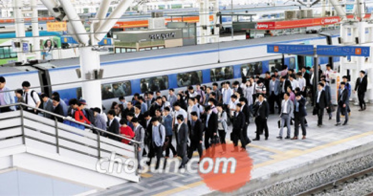 KTX 서울 통근族 7000명.. 천안아산 승객들 "자리도 없네"