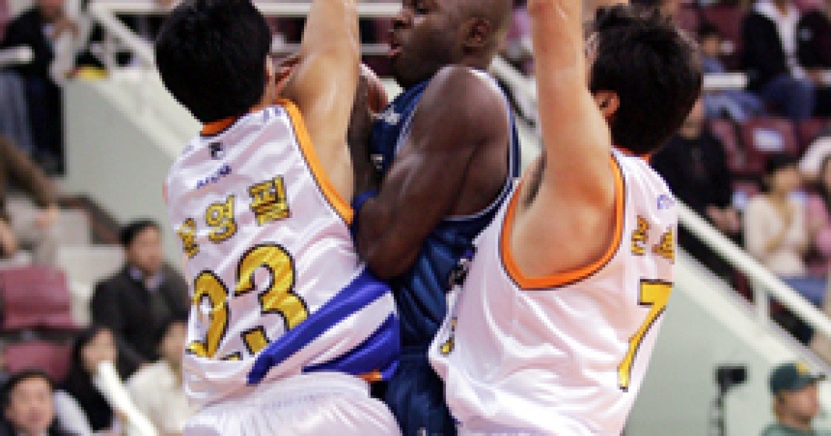 [MD포토] '샌드위치 수비에 당황하는 KCC 민랜드'