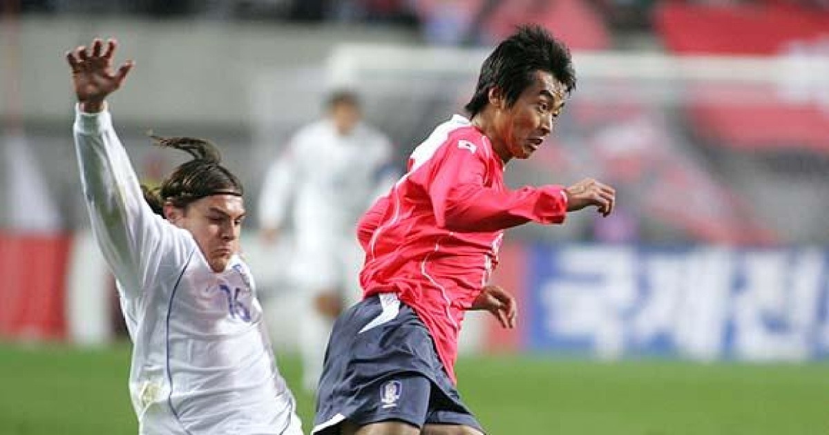 [사진]이동국의 돌파를 파울로 저지하는 코바체비치