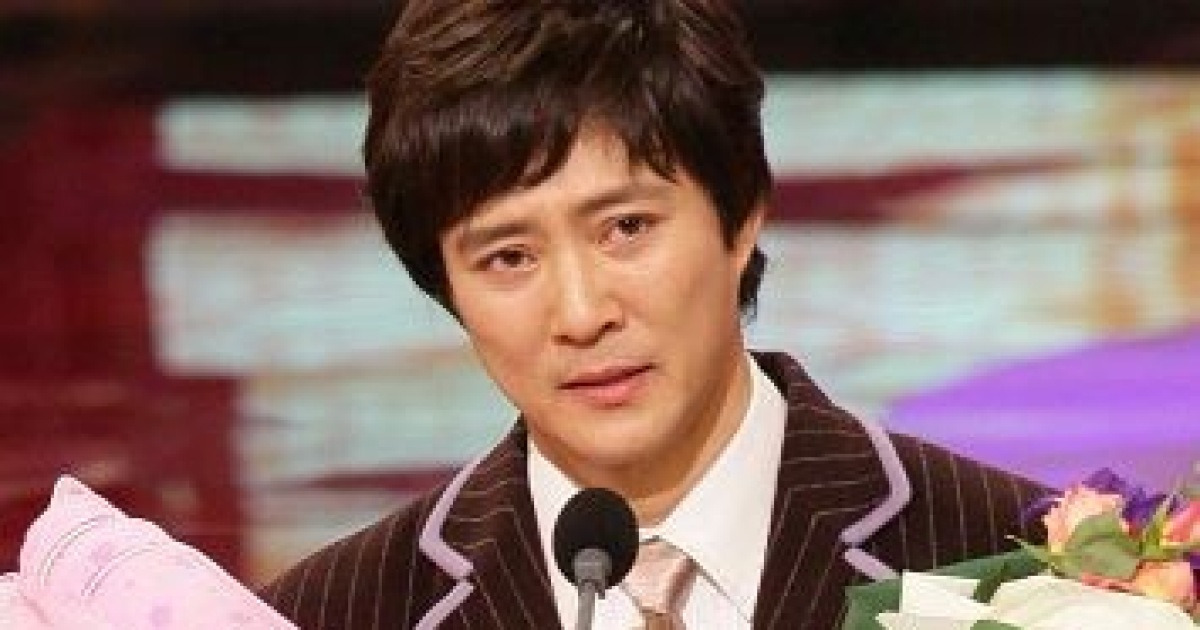 '2005 KBS 연기대상' 최우수상 수상하고 눈물 글썽이는 최수종