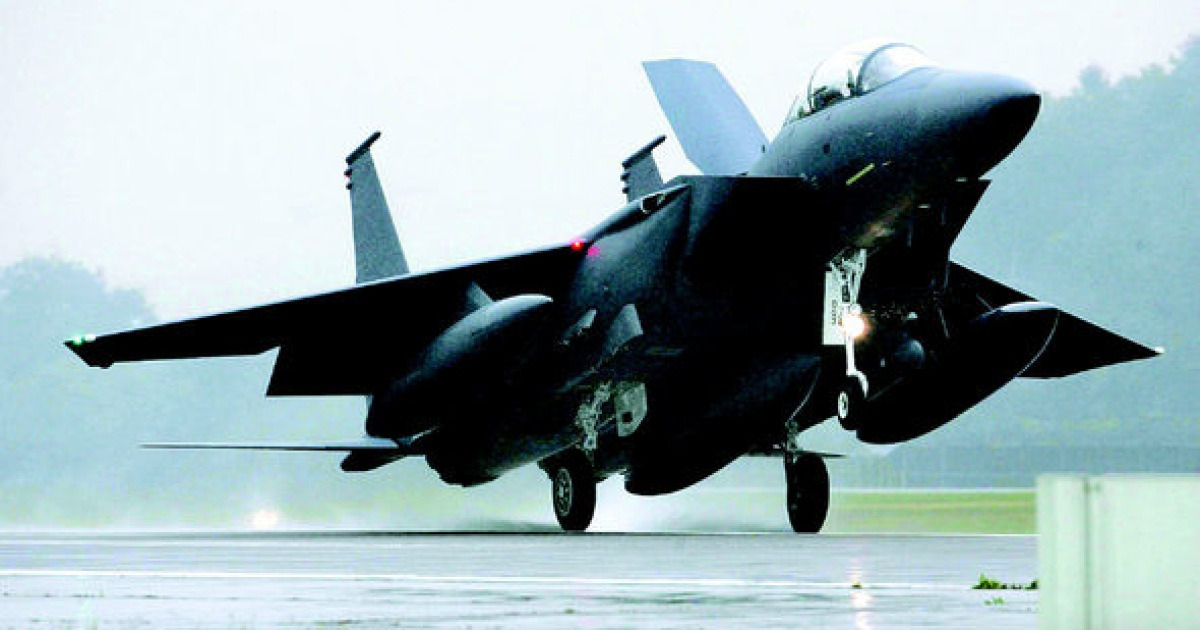 새 주력 전투기 F-15K 2대 도착