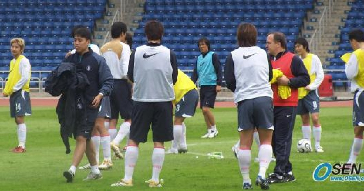 [사진] 훈련조끼 나눠주는 아드보카트 감독