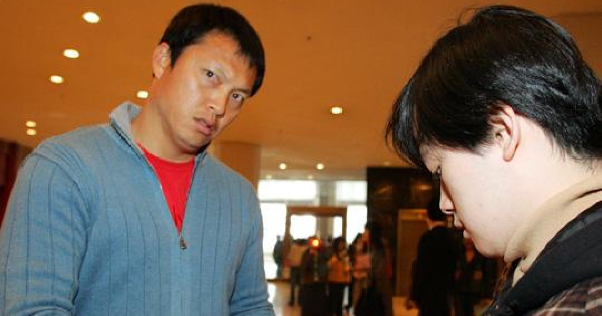 [사진]유니폼에 사인해 주는 이운재