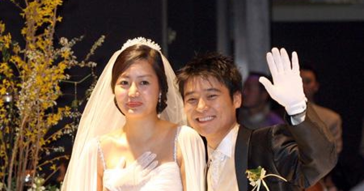 [사진]하객에게 손흔드는 새 신랑 임창정