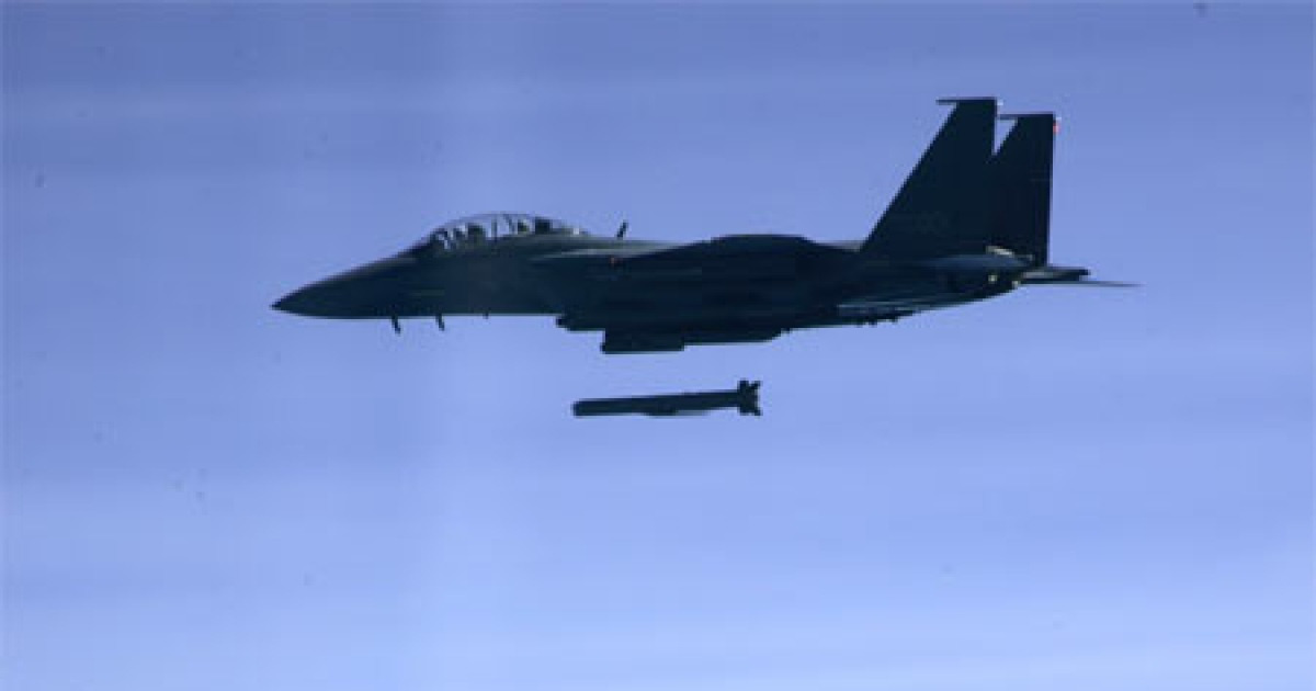 보잉 F-15K, SLAM-ER 미사일 발사 성공