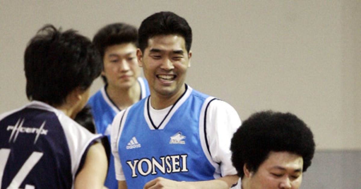 [사진]윤택의 드리블을 보며 웃는 조상현