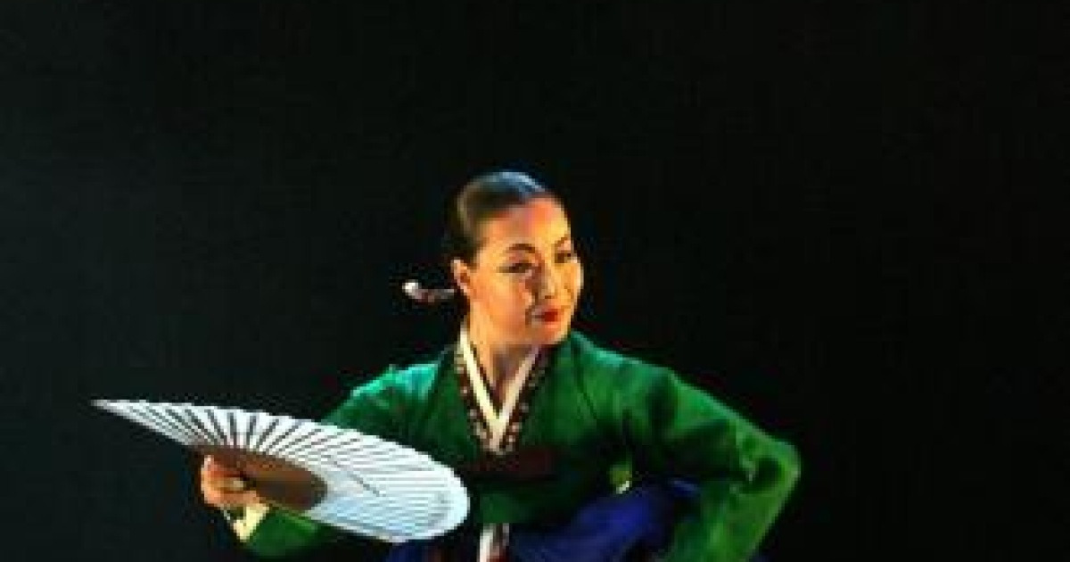 우리 전통춤의 맥을 잇는 송문숙씨의 부채산조 춤