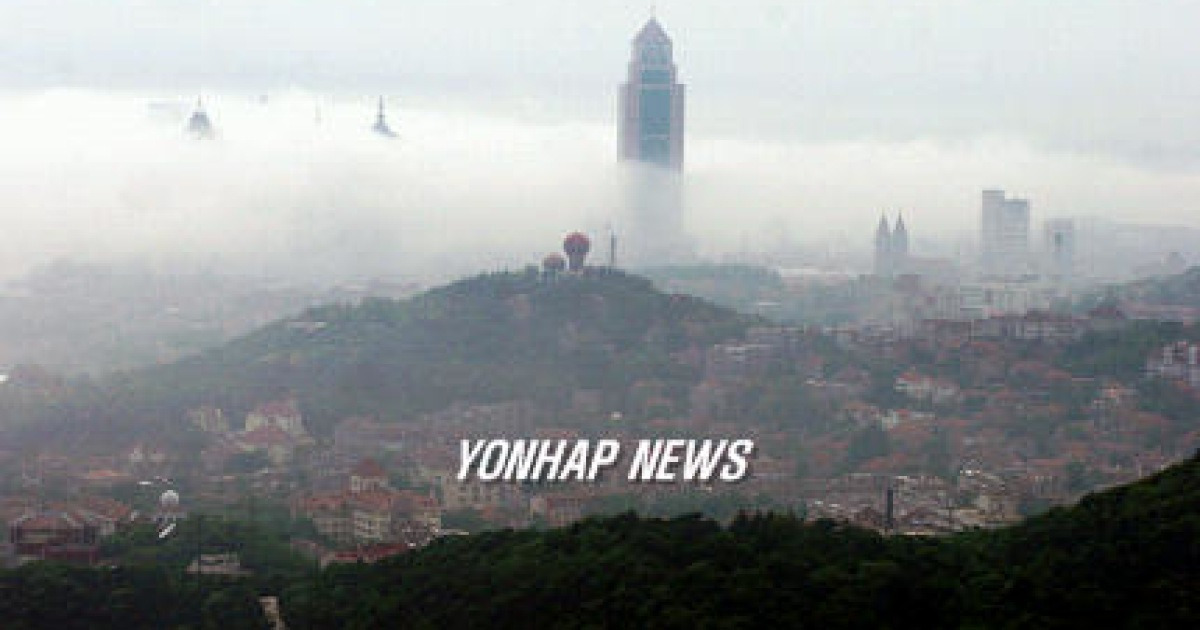 (060602) -- QINGDAO, June 2, 2006 (Xinhua) -- Buildings loom up