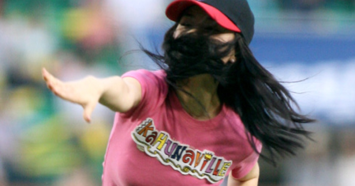 [사진]'나 누구게', 긴머리를 날리며 시구하는 공현주