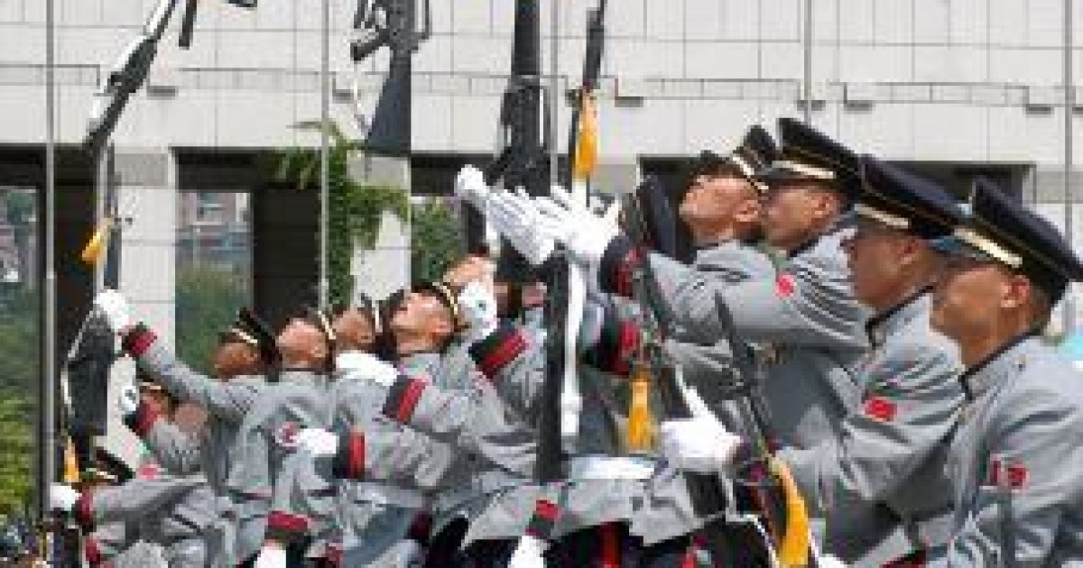 화려한 의장시범 보이는 계룡대 육군의장대