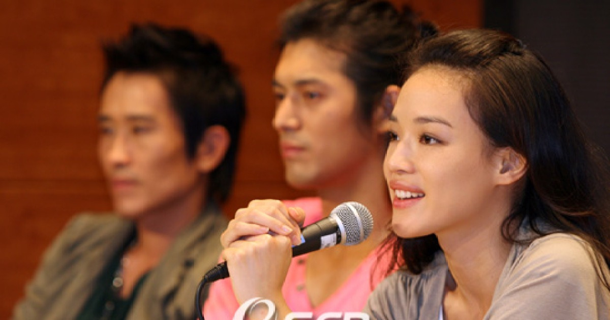 [사진]밝은 표정으로 이야기하는 서기