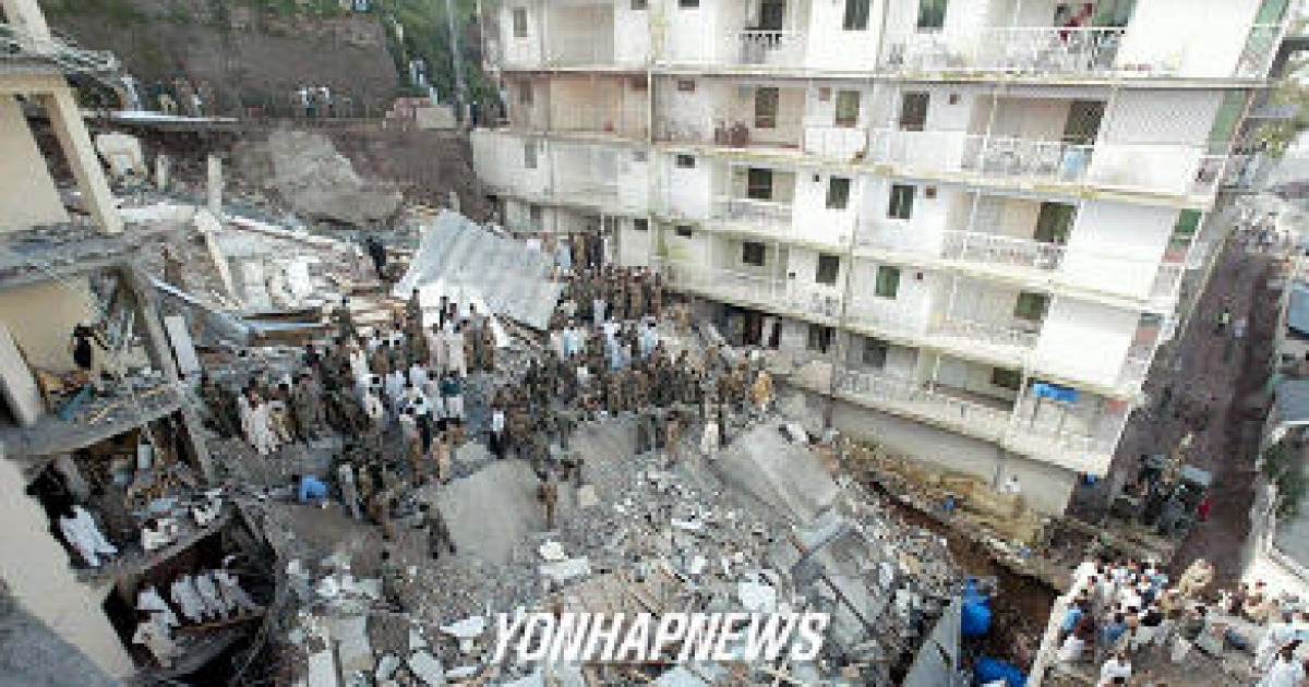 PAKISTAN BUILDING COLLAPSED
