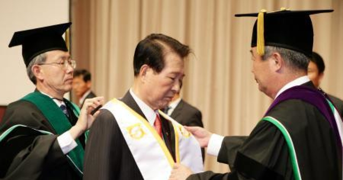 명예문학박사 학위 수여받는 김대중 전 대통령
