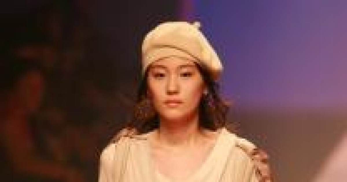 07 S/S 서울컬렉션 단정하고 세련된 느낌의 블라우스