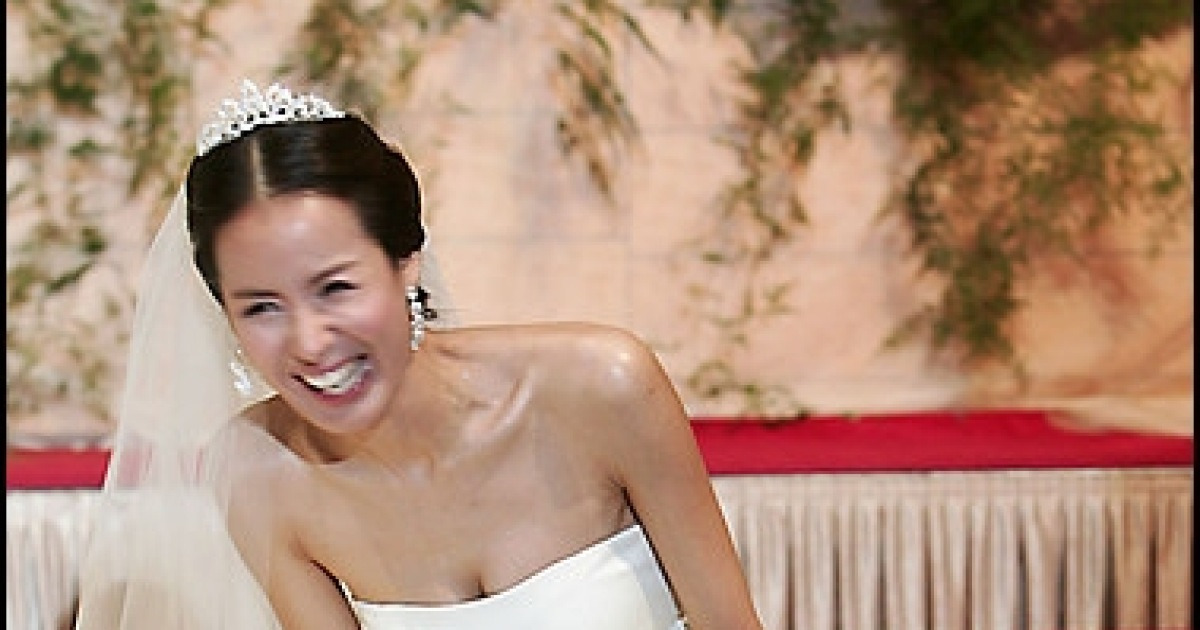 [포토]신랑 등에 올라타고 즐거워하는 노정현