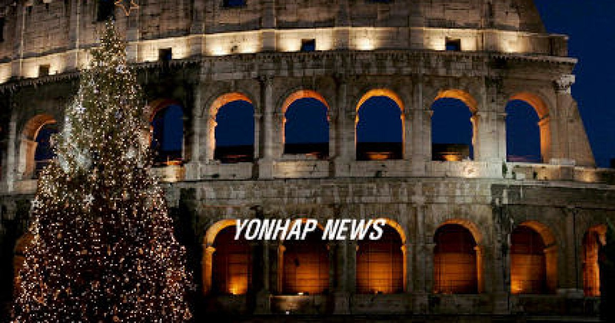 ITALY CHRISTMAS TREE COLOSSEUM