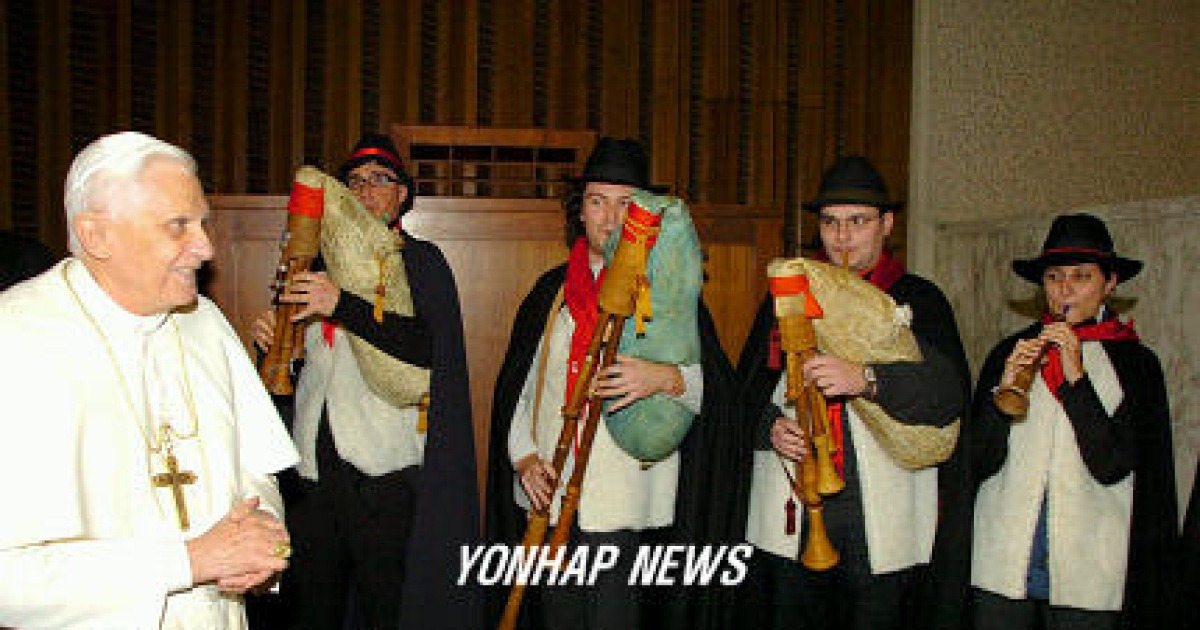 VATICAN POPE BAGPIPES