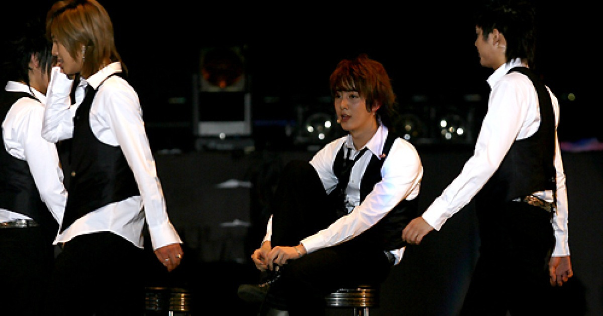 [MD포토] SS501 김형준, '잠시 숨고르고, 구두 끈 묶고'