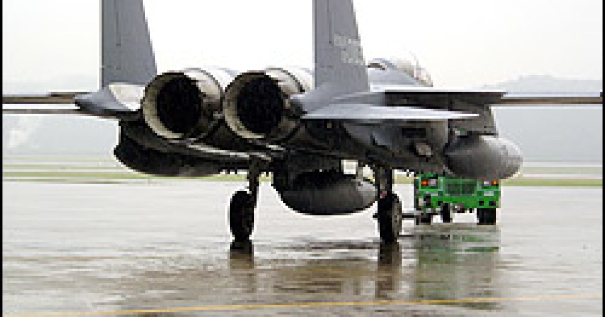 F15K 전투기 맨홀에 빠뜨려 날개 파손