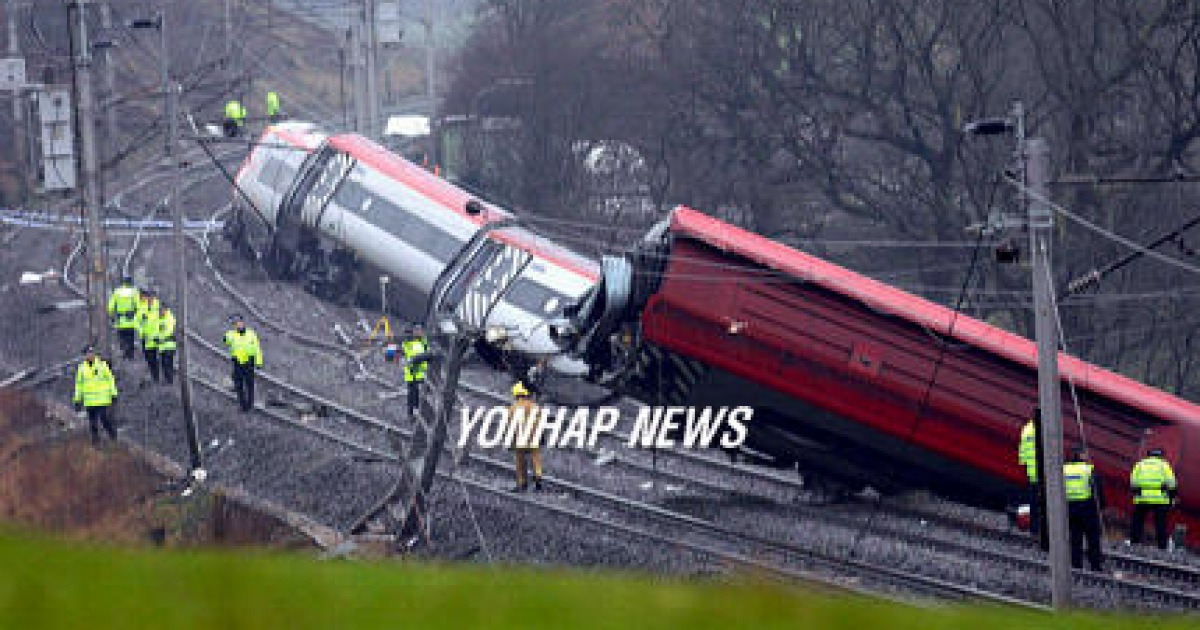 BRITAIN DERAILED TRAIN