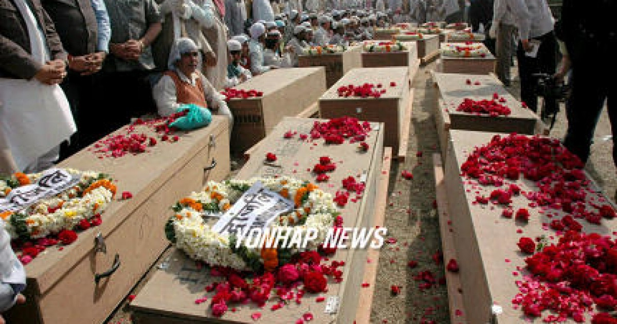 INDIA PAKISTAN TRAIN BLAST VICTIMS MASS BURIAL