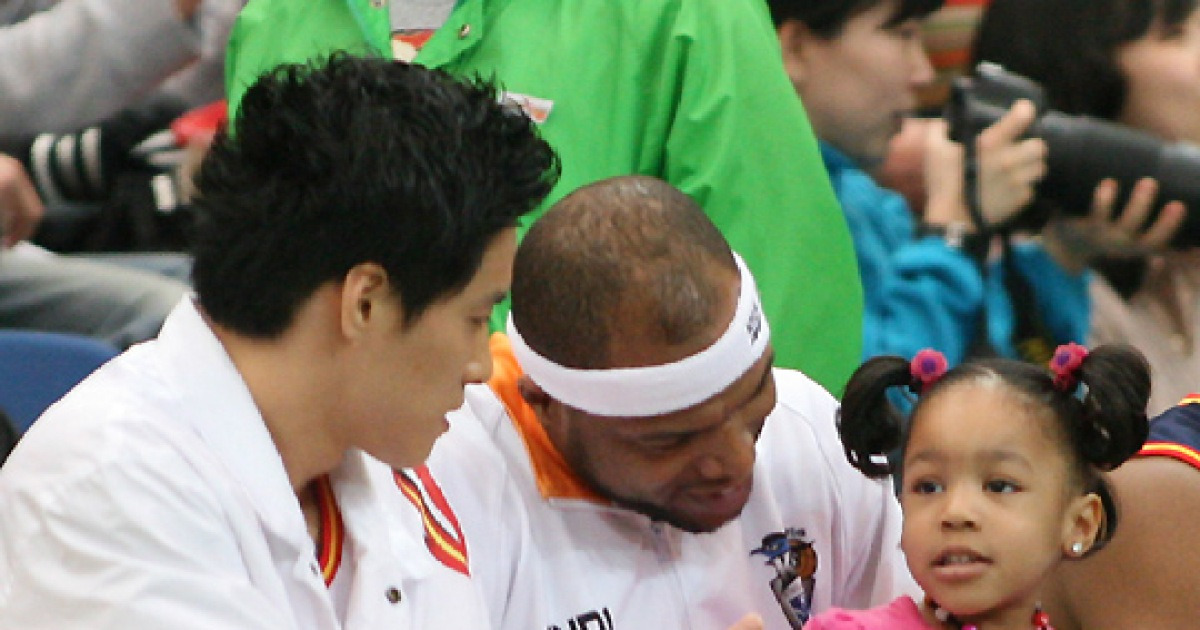 [사진]우지원,'아찌랑 악수할래?'