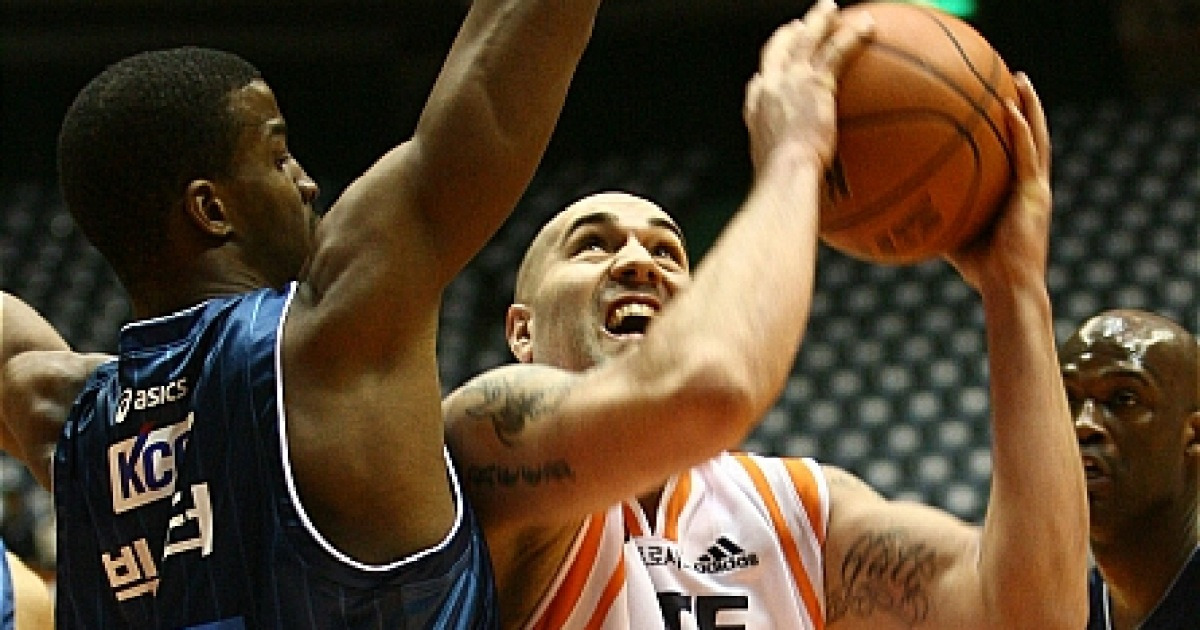 KCC, 킬링스워스 맹활약으로 KTF 제압