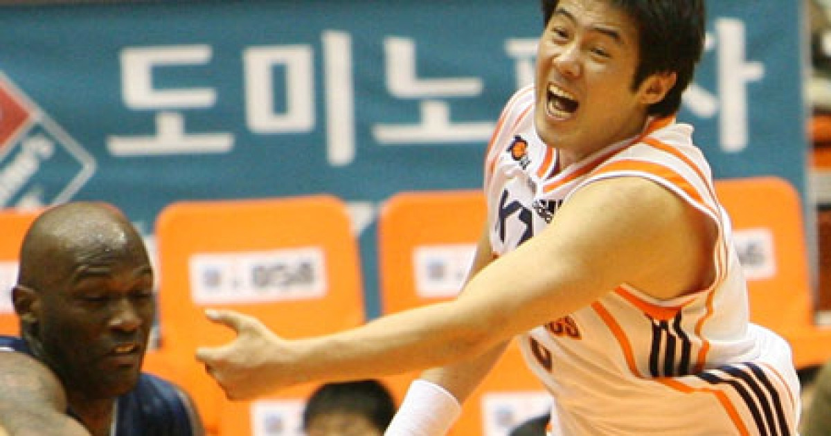 〈스포츠칸〉[프로농구] KCC, 1년만에 KTF 깼다