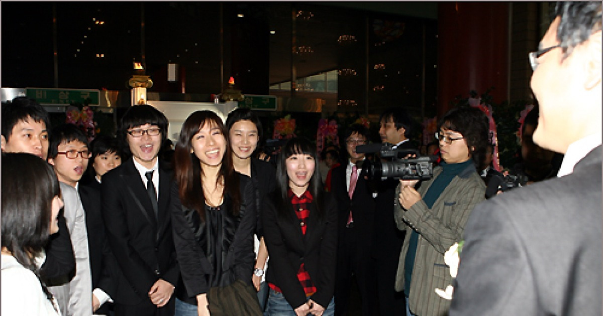 [MD포토] KBS신인 개그맨들, '선배님 결혼축하드립니다'