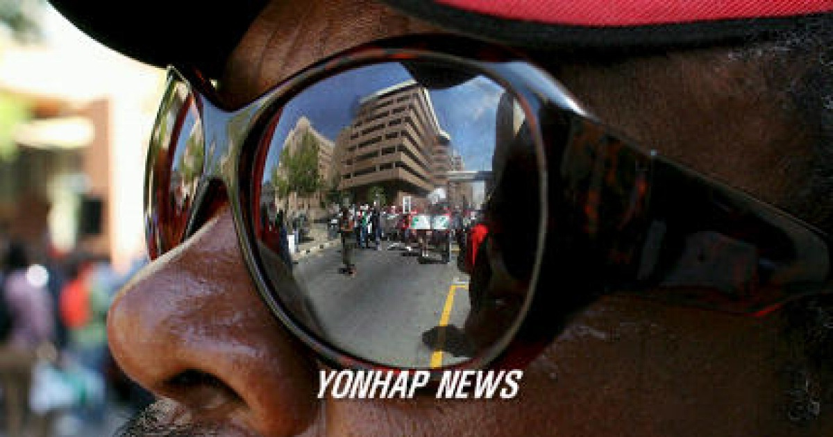 SOUTH AFRICA ZIMBABWE DEMONSTRATION