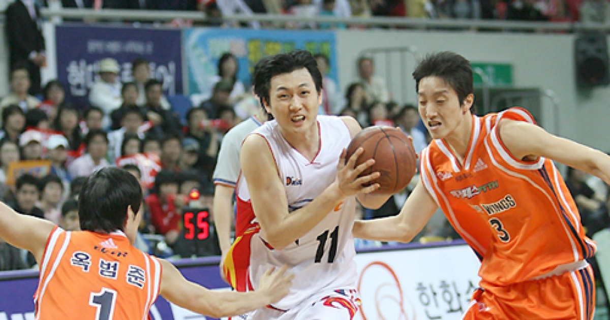 '2연승' 모비스 - '배수진' KTF, 3차전 향방은?