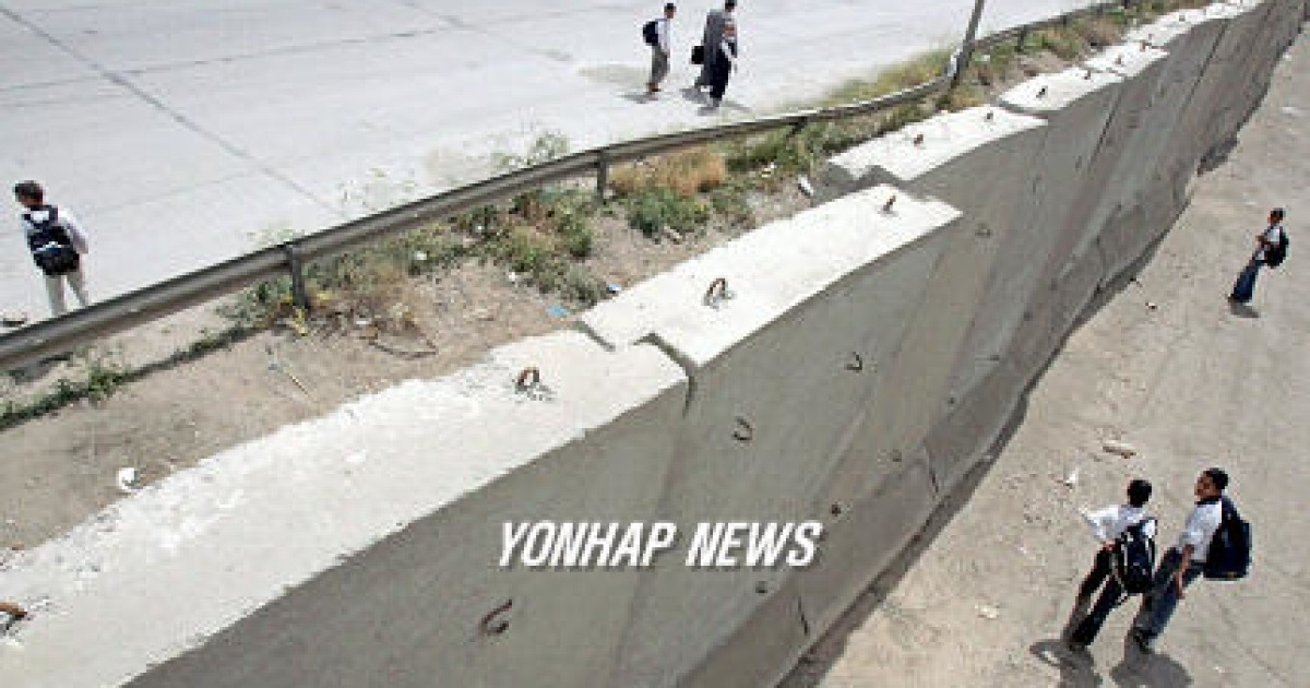IRAQ CONCRETE WALL