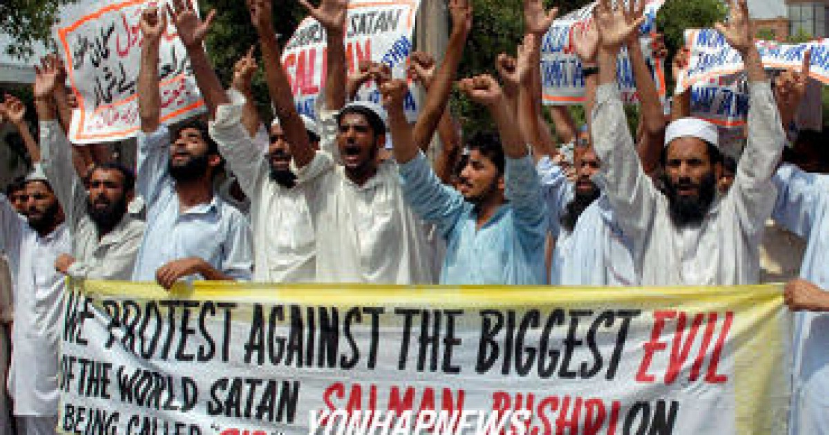 PAKISTAN BRITAIN PROTEST SALMAN RUSHDIE