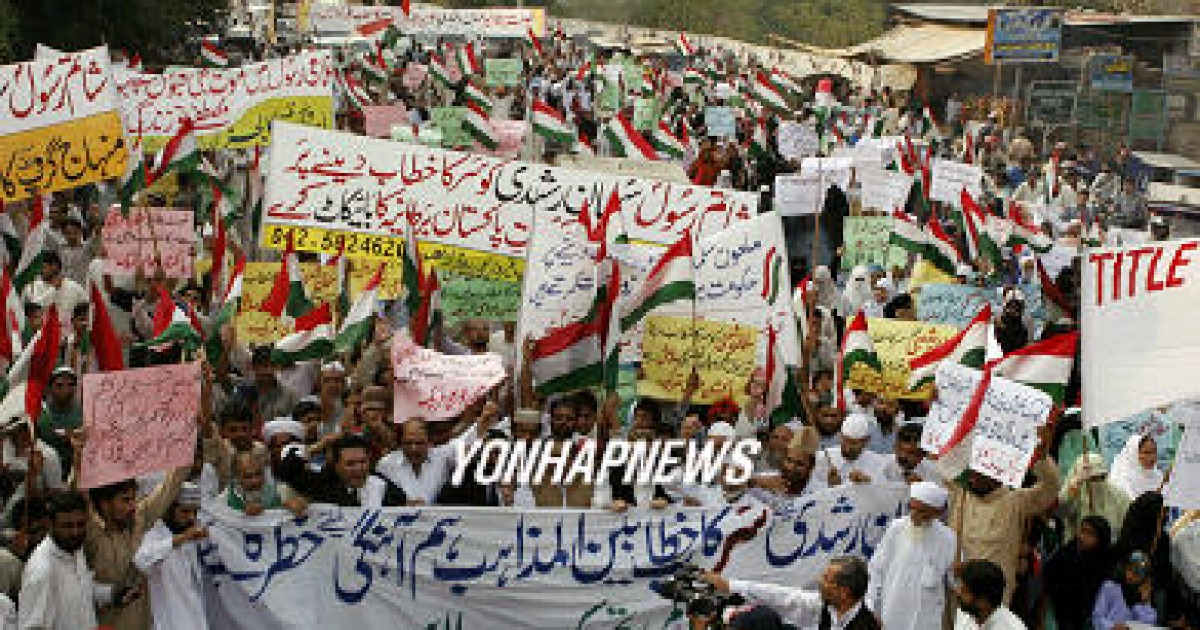 PAKISTAN RUSHDIE KNIGHTHOOD (AP)