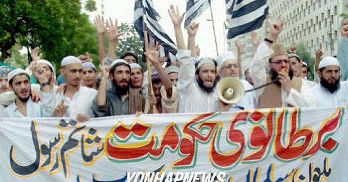 PAKISTAN BRITAIN PROTEST SALMAN RUSHDIE