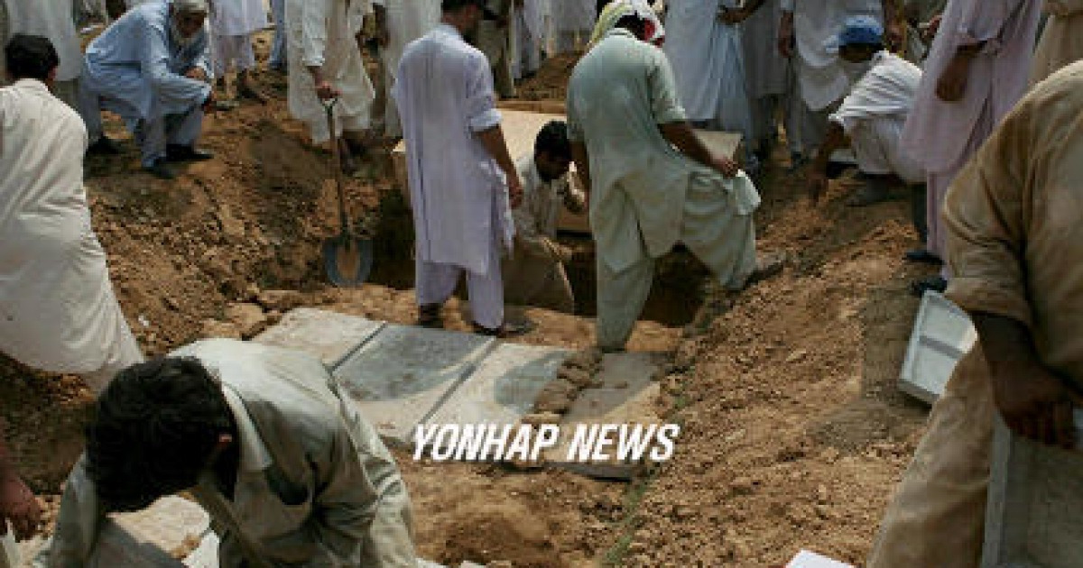 PAKISTAN BESIEGED MOSQUE BURIAL