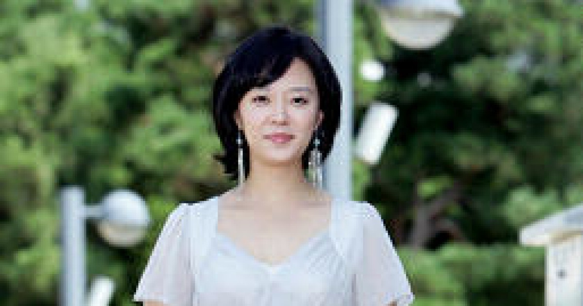 안연홍, 시원한 의상에 다소곳한 포즈로