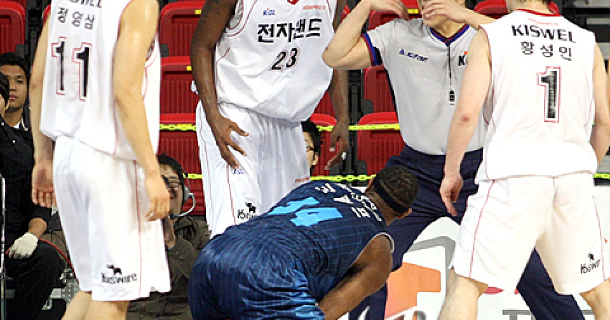 [KBL] 크럼프,어떻게든 볼은 살려야..