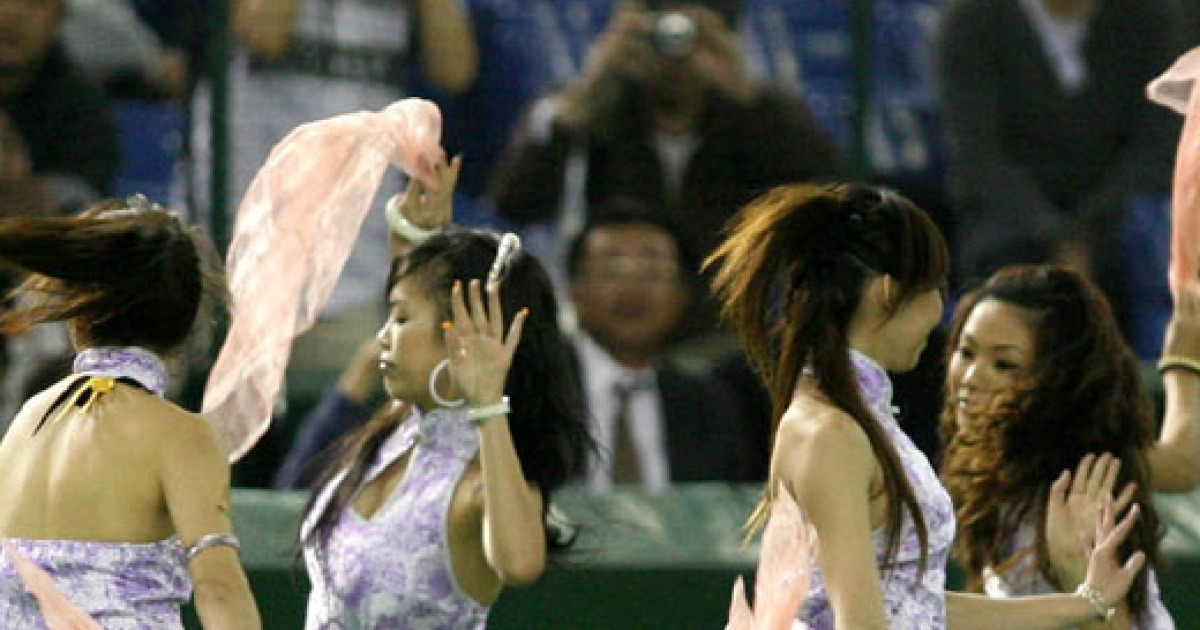 큰 점수차에 대만 치어리더 긴급 섹시응원?