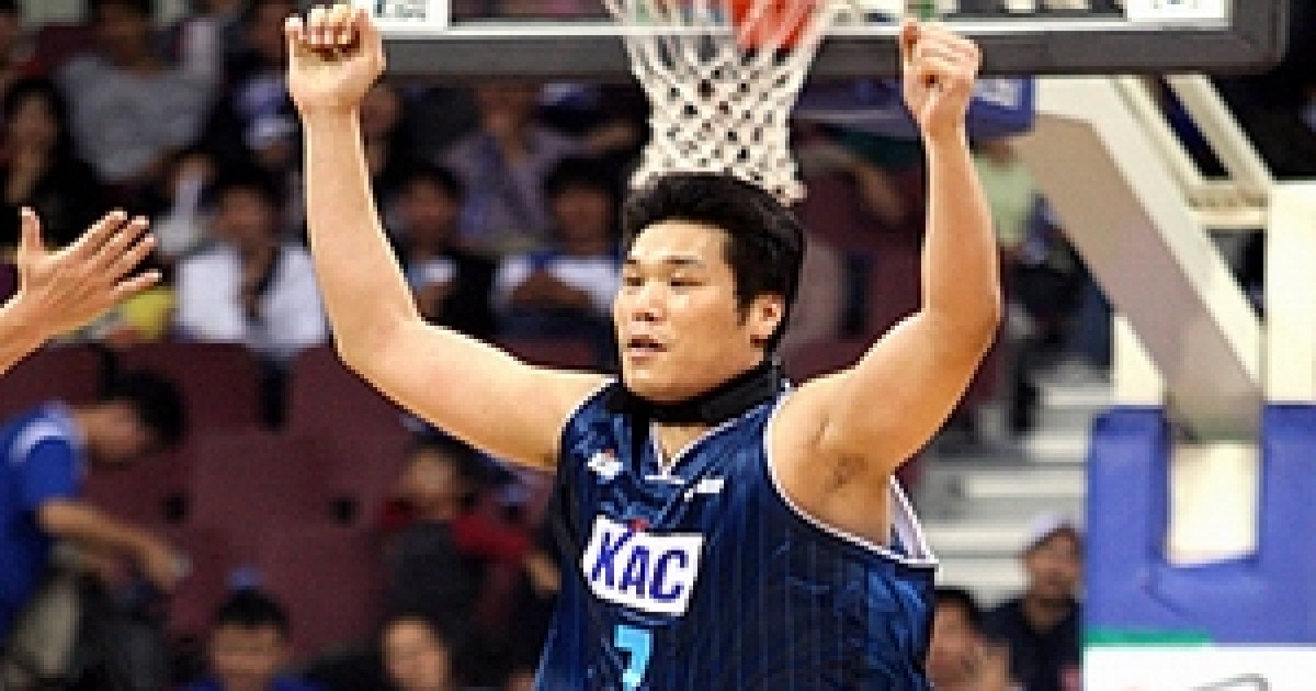 서장훈-로빈슨 52점 합작, KCC 2연패 탈출